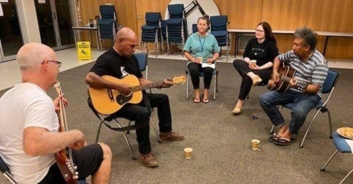 Renowned musician Joe Geia visits the Village | Burgmann College